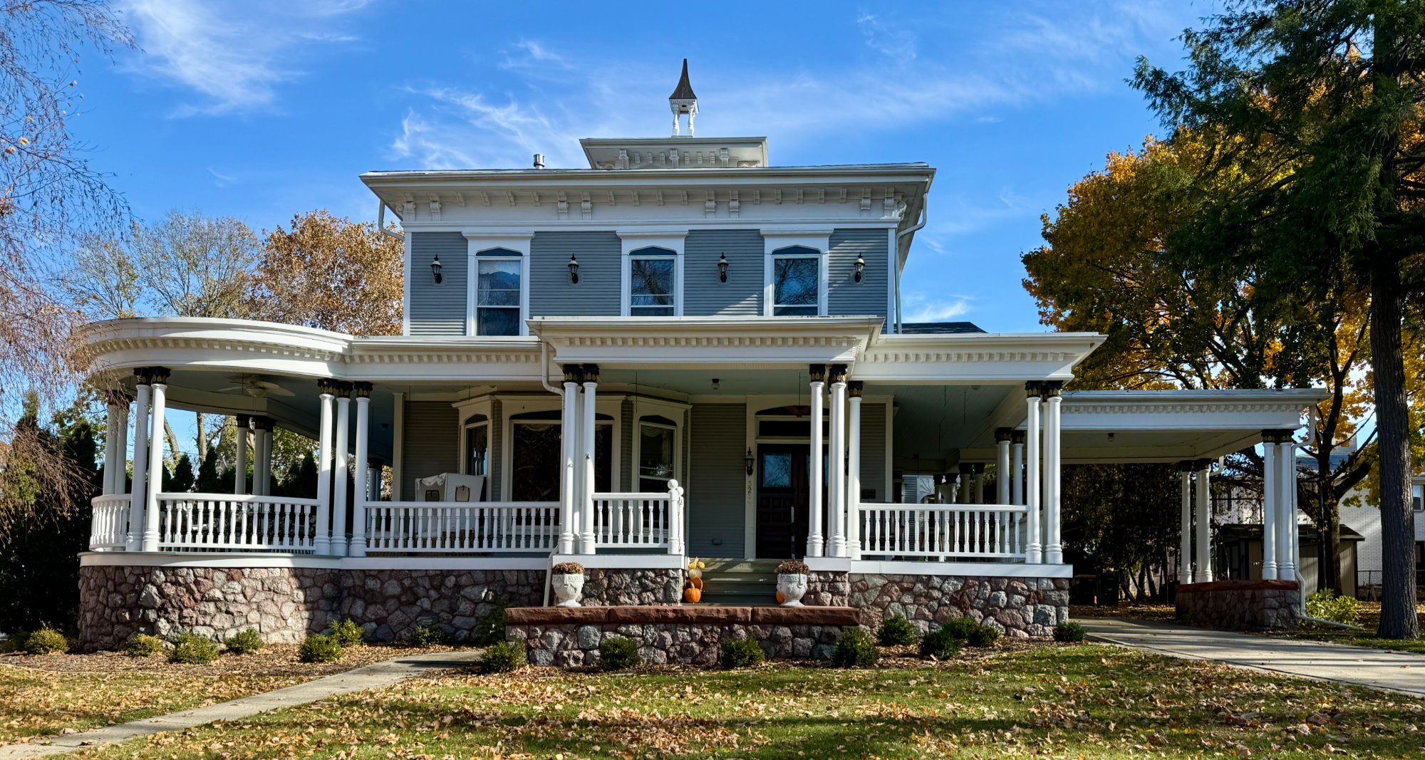 Solve Walking in Cedarburg jigsaw puzzle online with 153 pieces