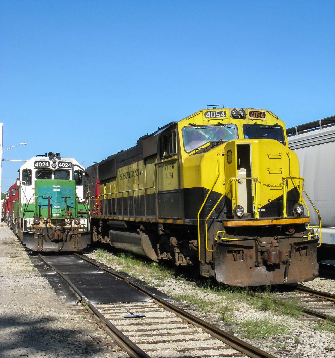 Solve susquehanna#4054&corp#4024 at iory's yard in norwood, ohio jigsaw puzzle online with 110 ...