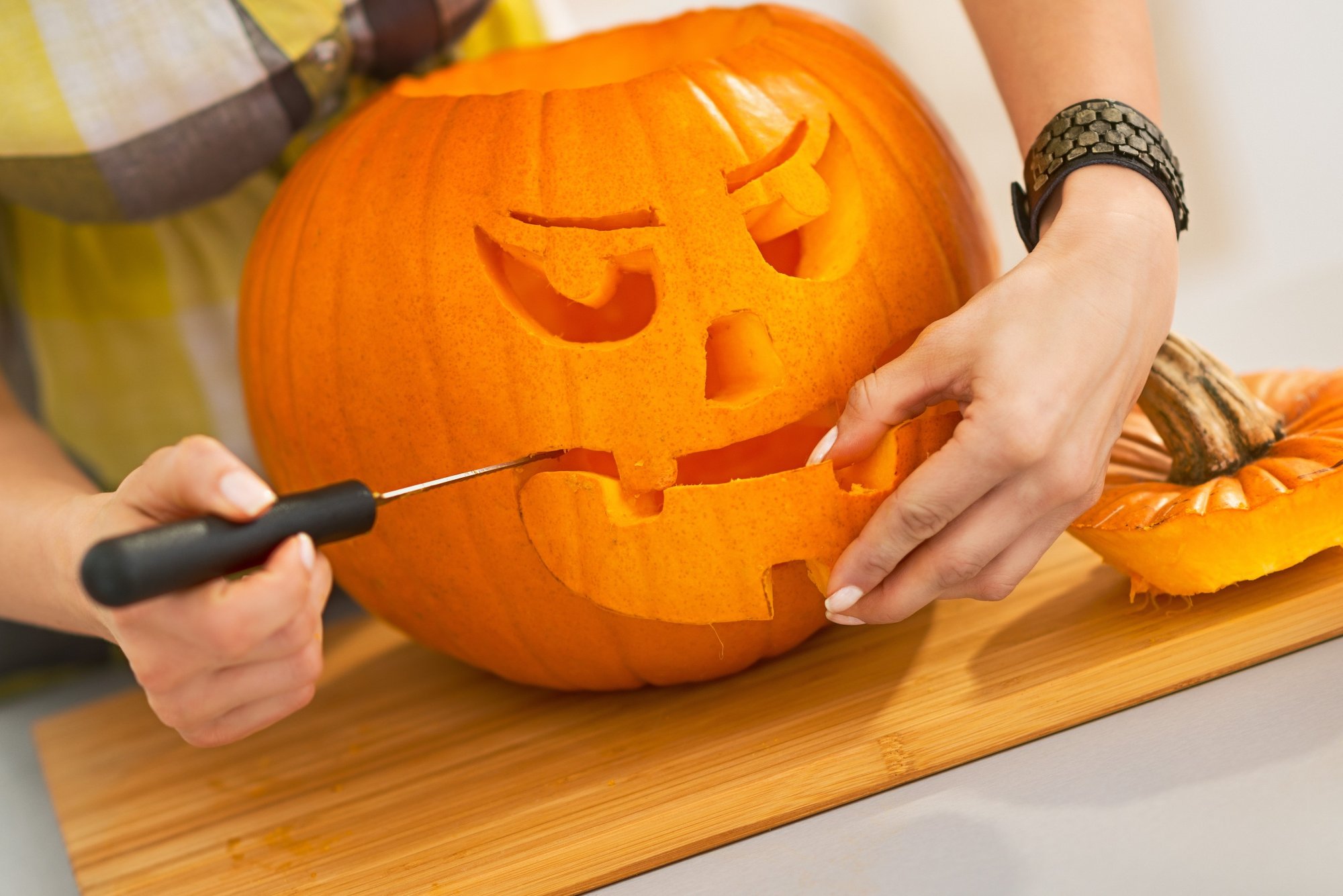 Solve Carving a 'jack-o'-lantern' jigsaw puzzle online with 77 pieces