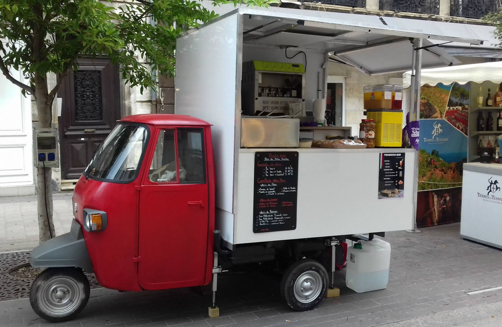 Solve Piaggio Ape food truck jigsaw puzzle online with 216 pieces