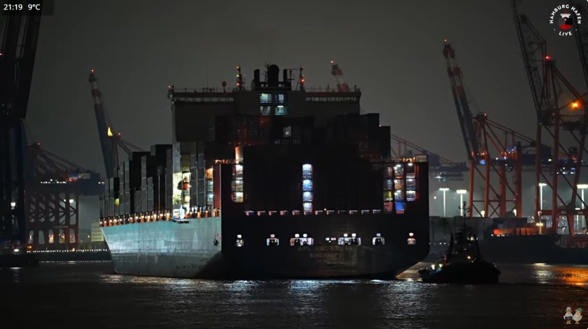 Solve Container Ship Ever Atop in the harbor of Hamburg/Germany jigsaw ...