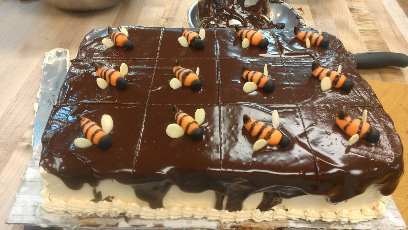 Solve Bee Cake jigsaw puzzle online with 91 pieces