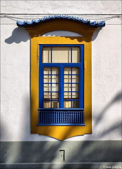 Solve BEAUTIFUL WINDOW jigsaw puzzle online with 63 pieces