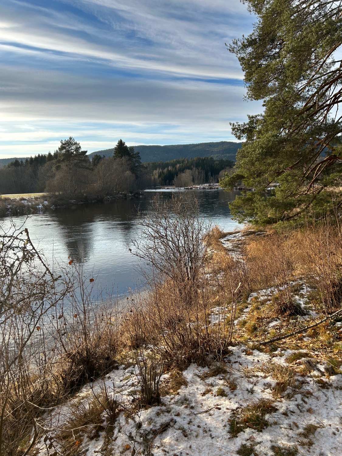 Solve River jigsaw puzzle online with 63 pieces Solve River jigsaw puzzle online with 63 pieces