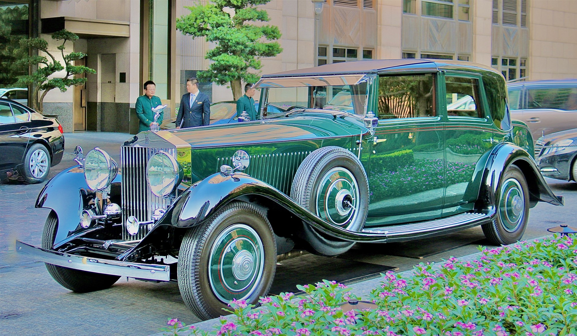 Solve Rolls in Shanghai jigsaw puzzle online with 594 pieces