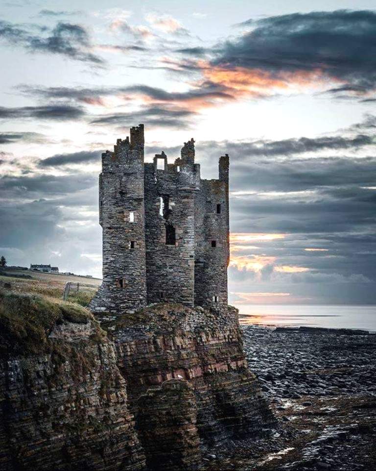 Solve In_Scotland_there are_3000_old_castles jigsaw puzzle online with ...
