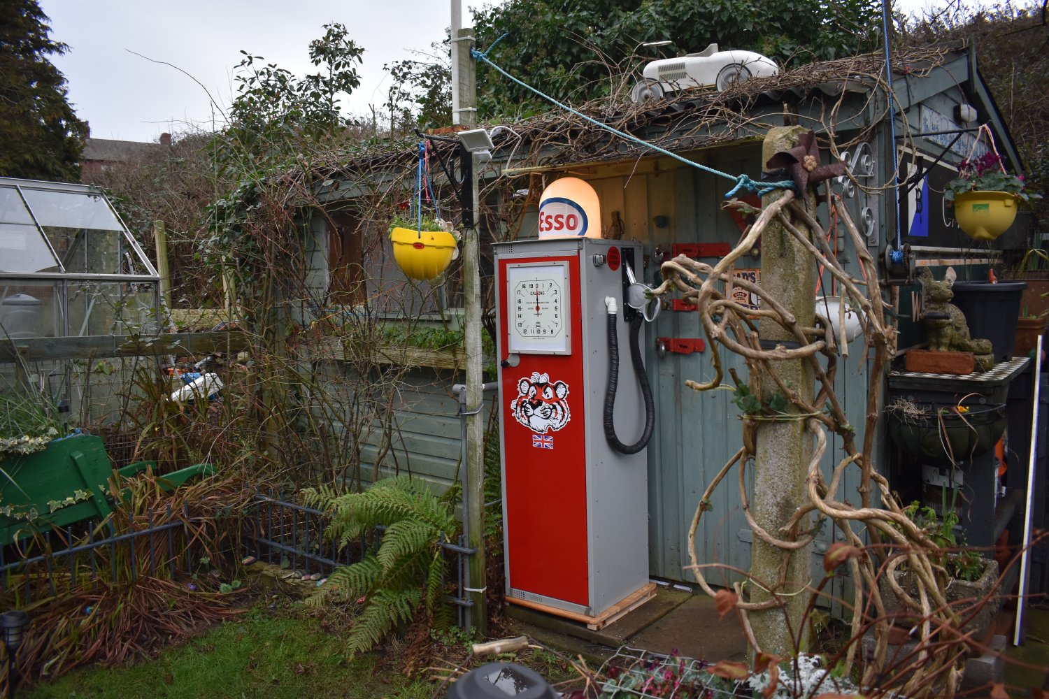Solve 1950's style petrol/gas pump jigsaw puzzle online with 12 pieces