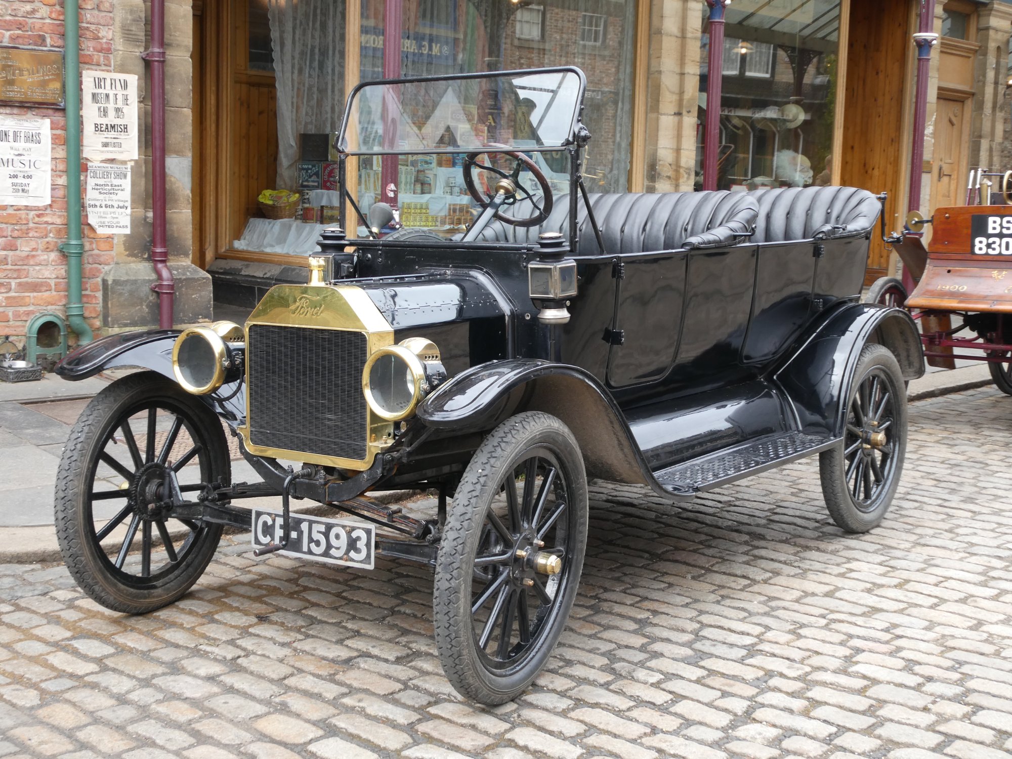 Solve 1913 Ford Model-T Tourer jigsaw puzzle online with 204 pieces