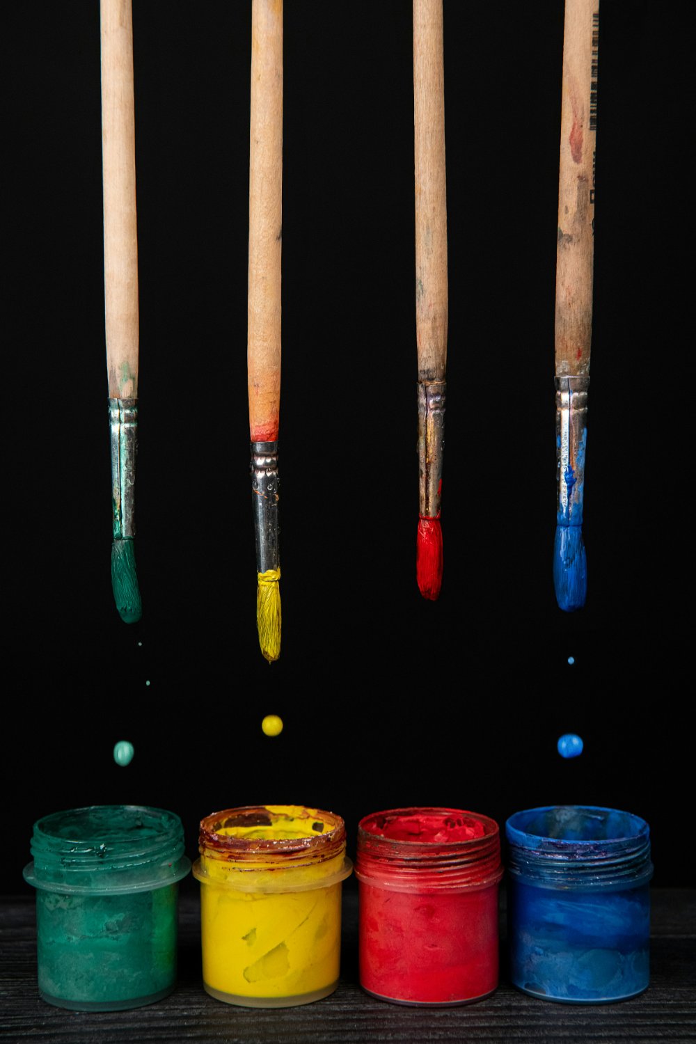 Solve Paints jigsaw puzzle online with 40 pieces