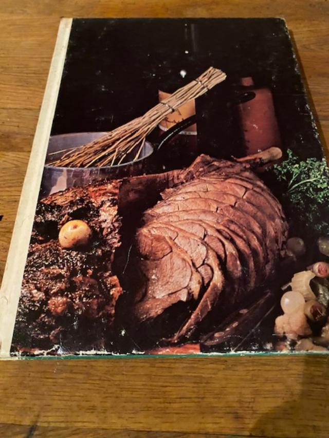 Solve The outdoor cookbook jigsaw puzzle online with 20 pieces