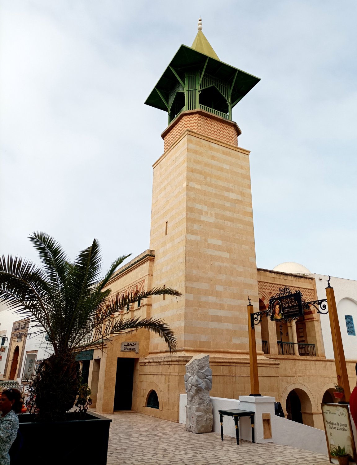 Solve in Tunisia jigsaw puzzle online with 130 pieces