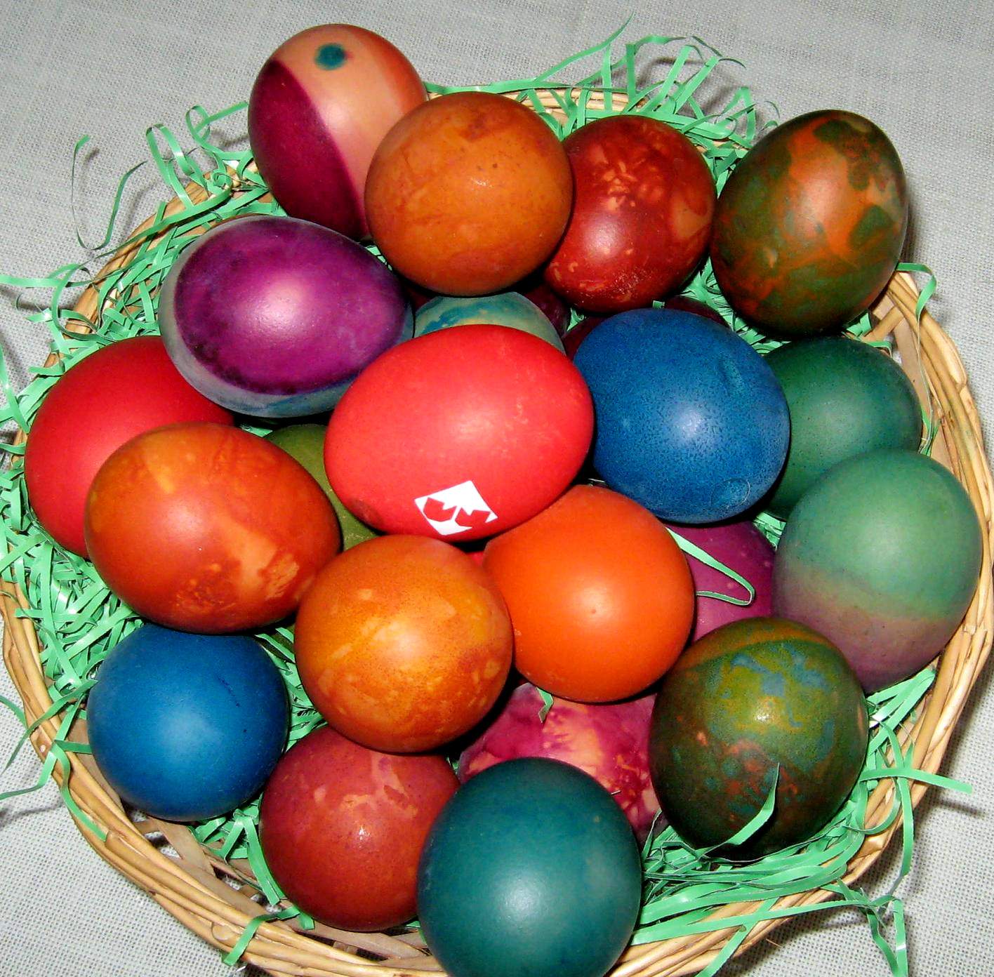 Solve p-Uskrsnja_jaja jigsaw puzzle online with 196 pieces