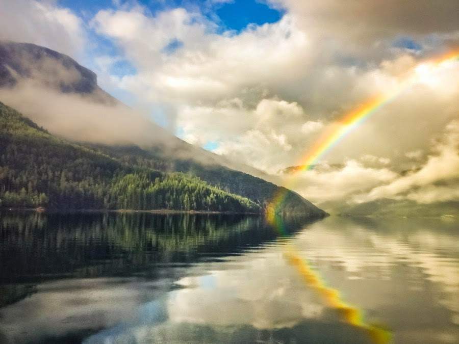 Solve Partial rainbow jigsaw puzzle online with 88 pieces