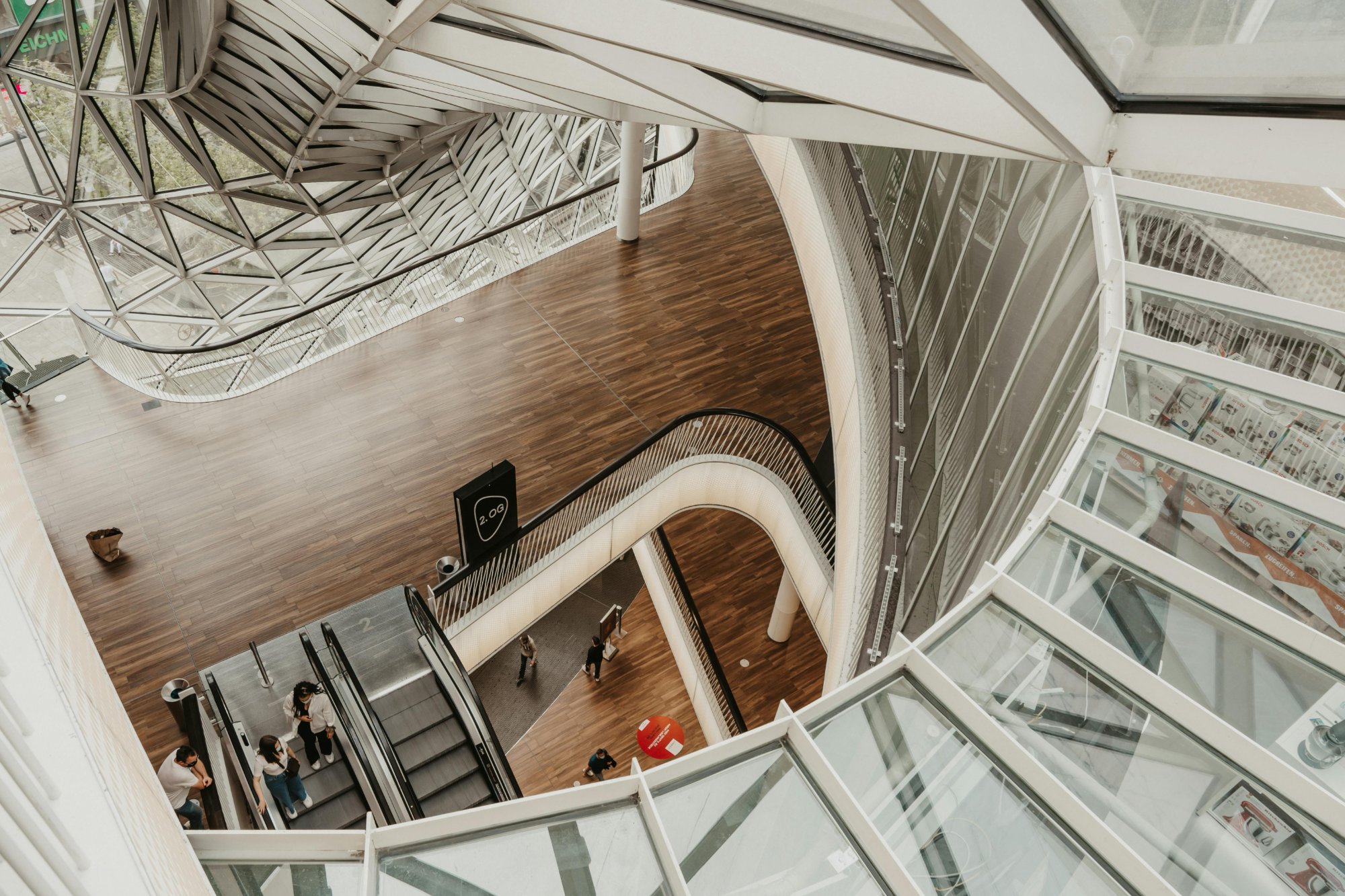 Solve Modern shopping mall jigsaw puzzle online with 450 pieces