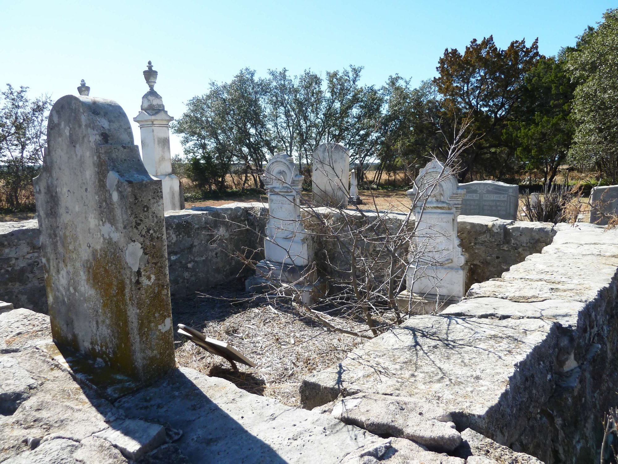 Solve Gravestone jigsaw puzzle online with 80 pieces