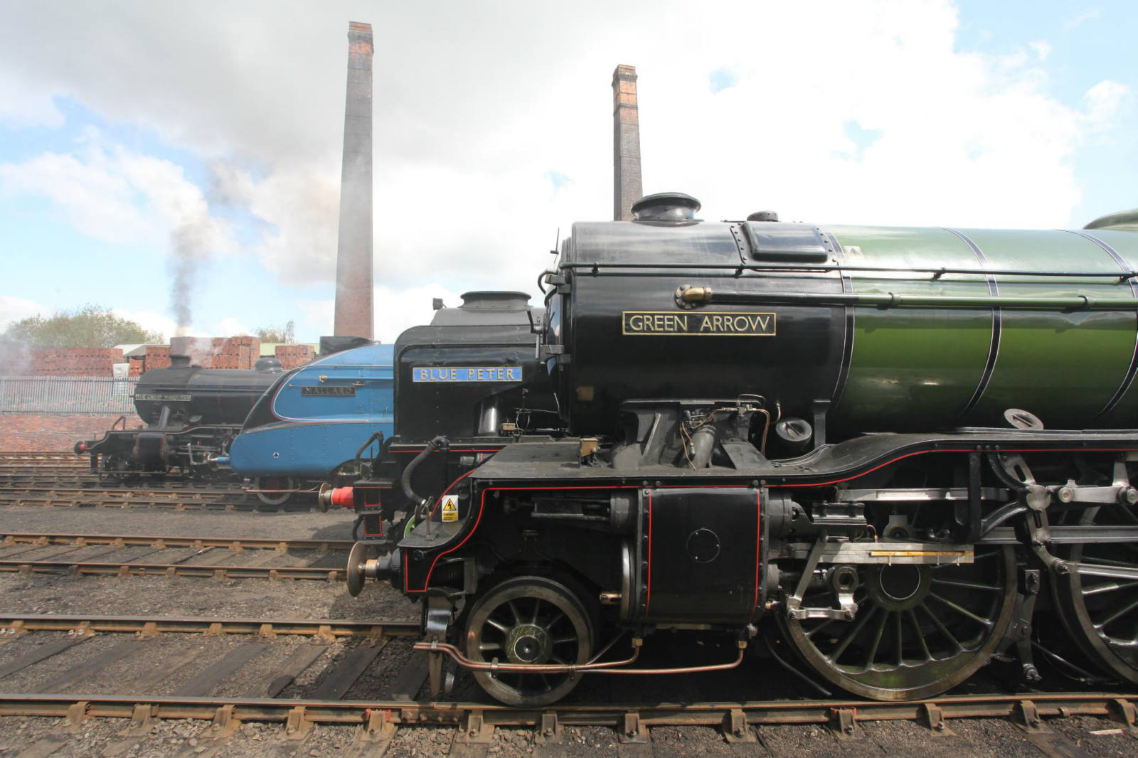 Solve LNER lineup jigsaw puzzle online with 442 pieces