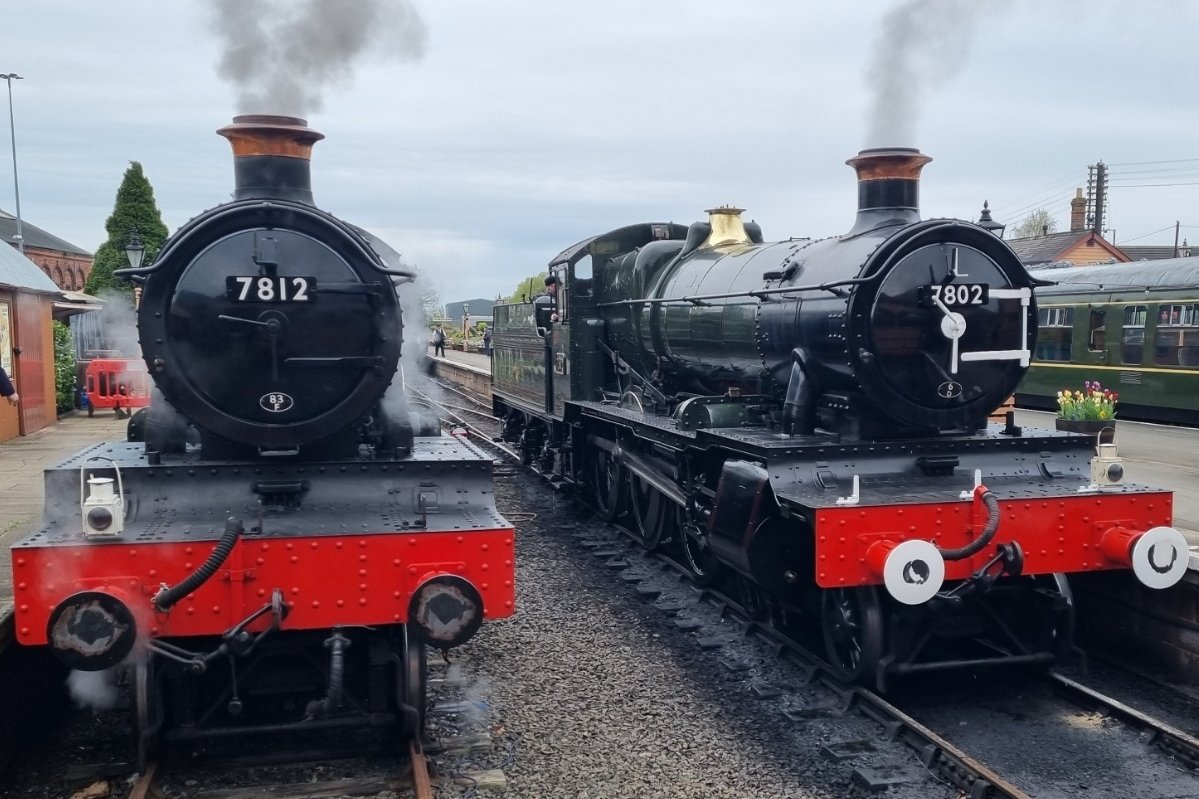 Solve two manors 7812 and 7802 jigsaw puzzle online with 216 pieces