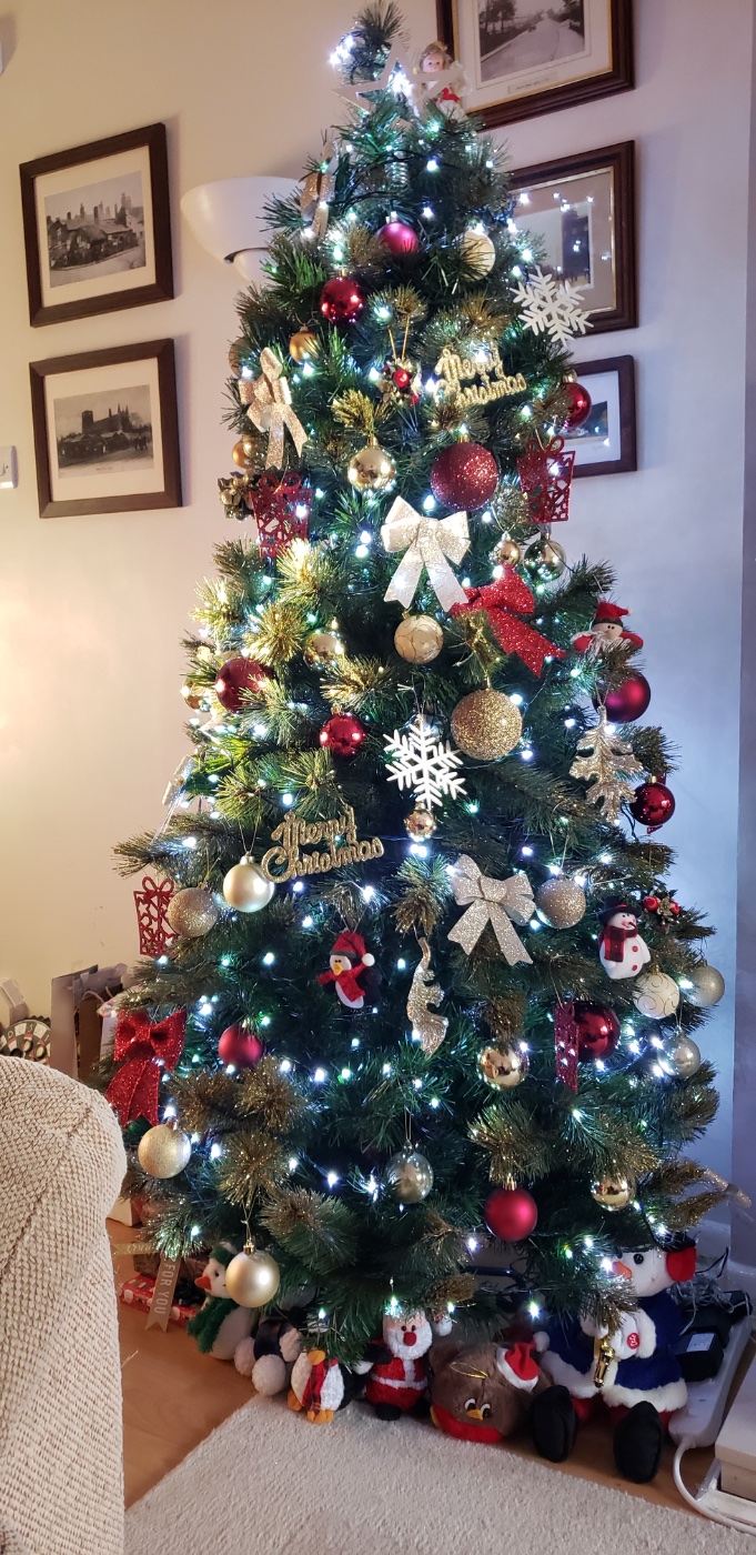 Solve Christmas Tree jigsaw puzzle online with 21 pieces