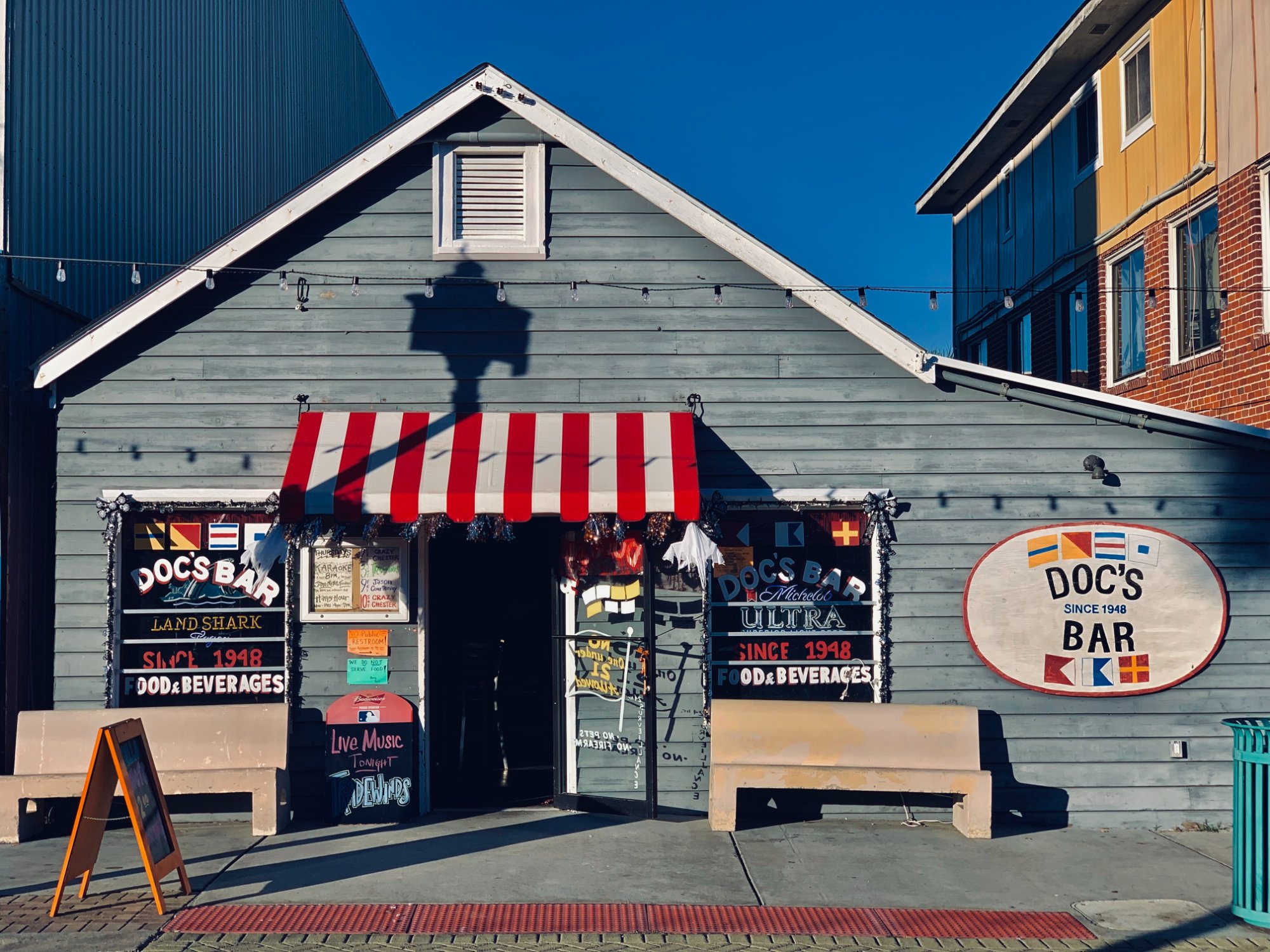 Solve Doc’s Bar jigsaw puzzle online with 594 pieces