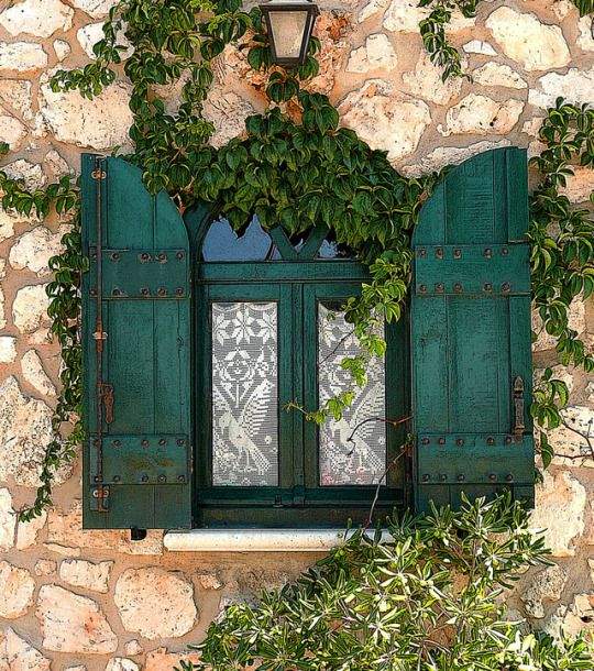 Solve BEAUTIFUL WINDOW jigsaw puzzle online with 72 pieces