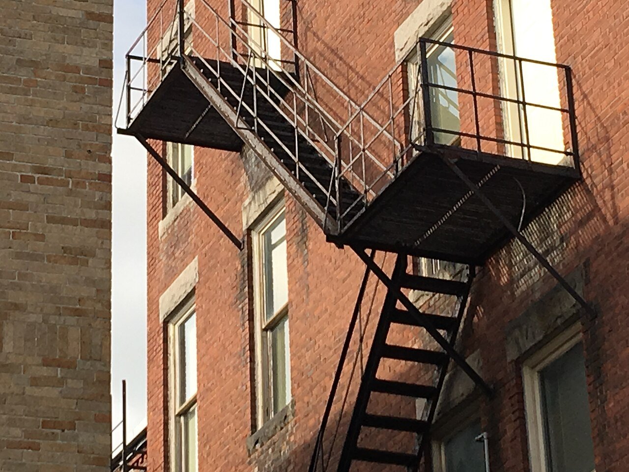 Solve 1280px-Urban_fire_escape jigsaw puzzle online with 266 pieces
