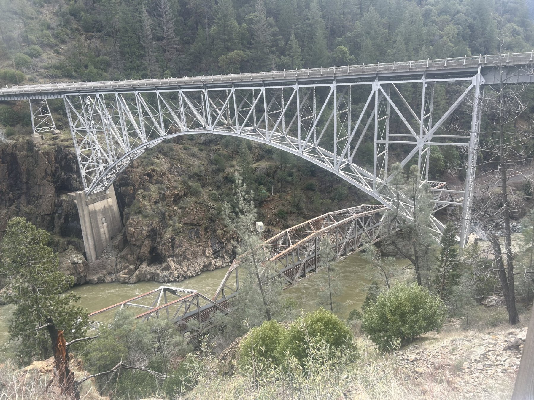 Solve Two Bridges jigsaw puzzle online with 63 pieces