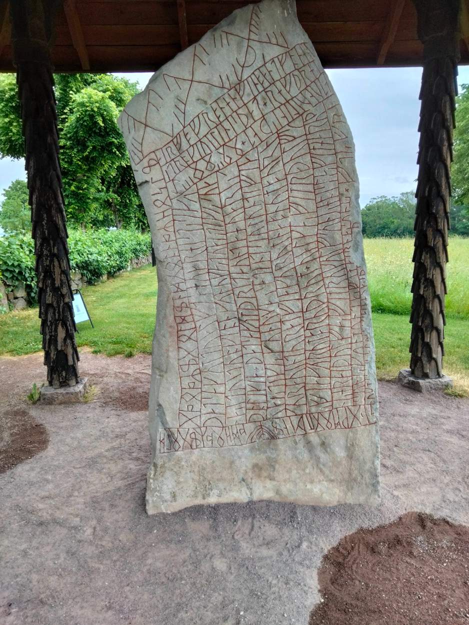 Solve Rok Runestone jigsaw puzzle online with 80 pieces