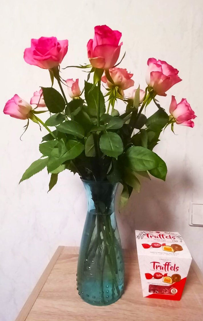 Solve Roses jigsaw puzzle online with 12 pieces