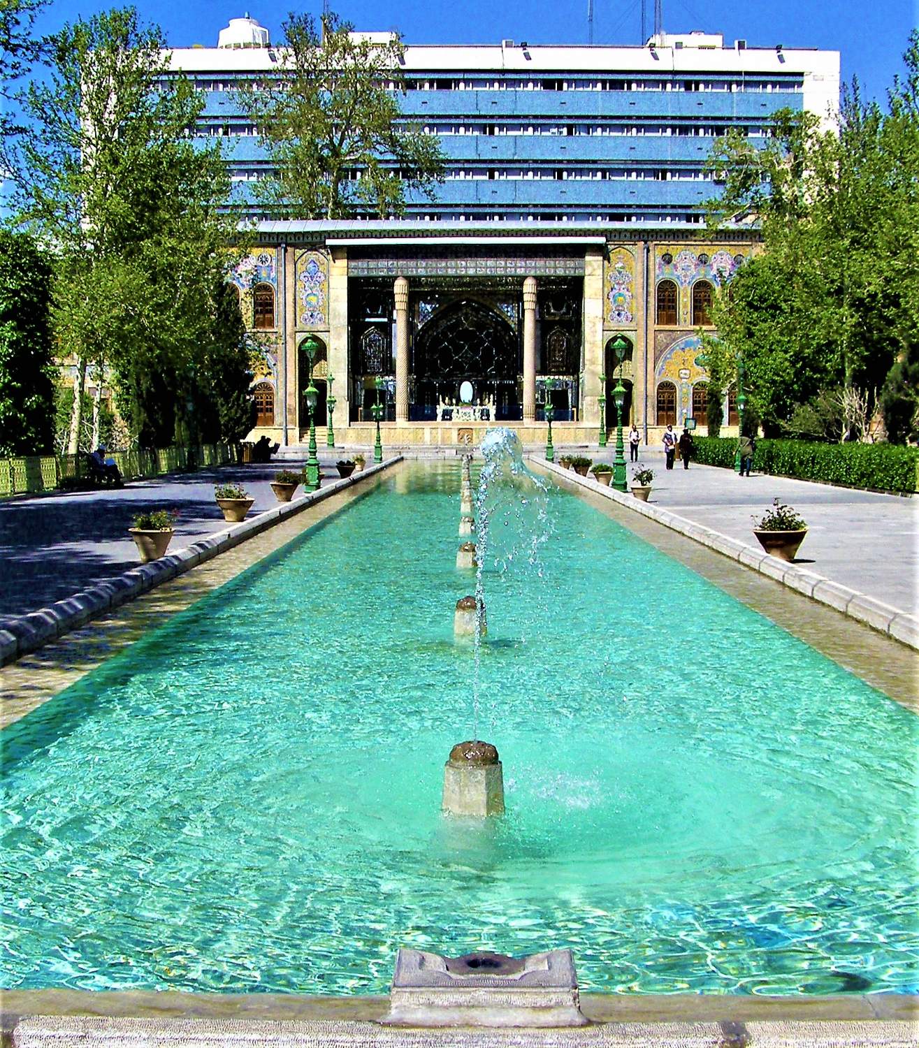 Solve Persian Water Fountain jigsaw puzzle online with 143 pieces