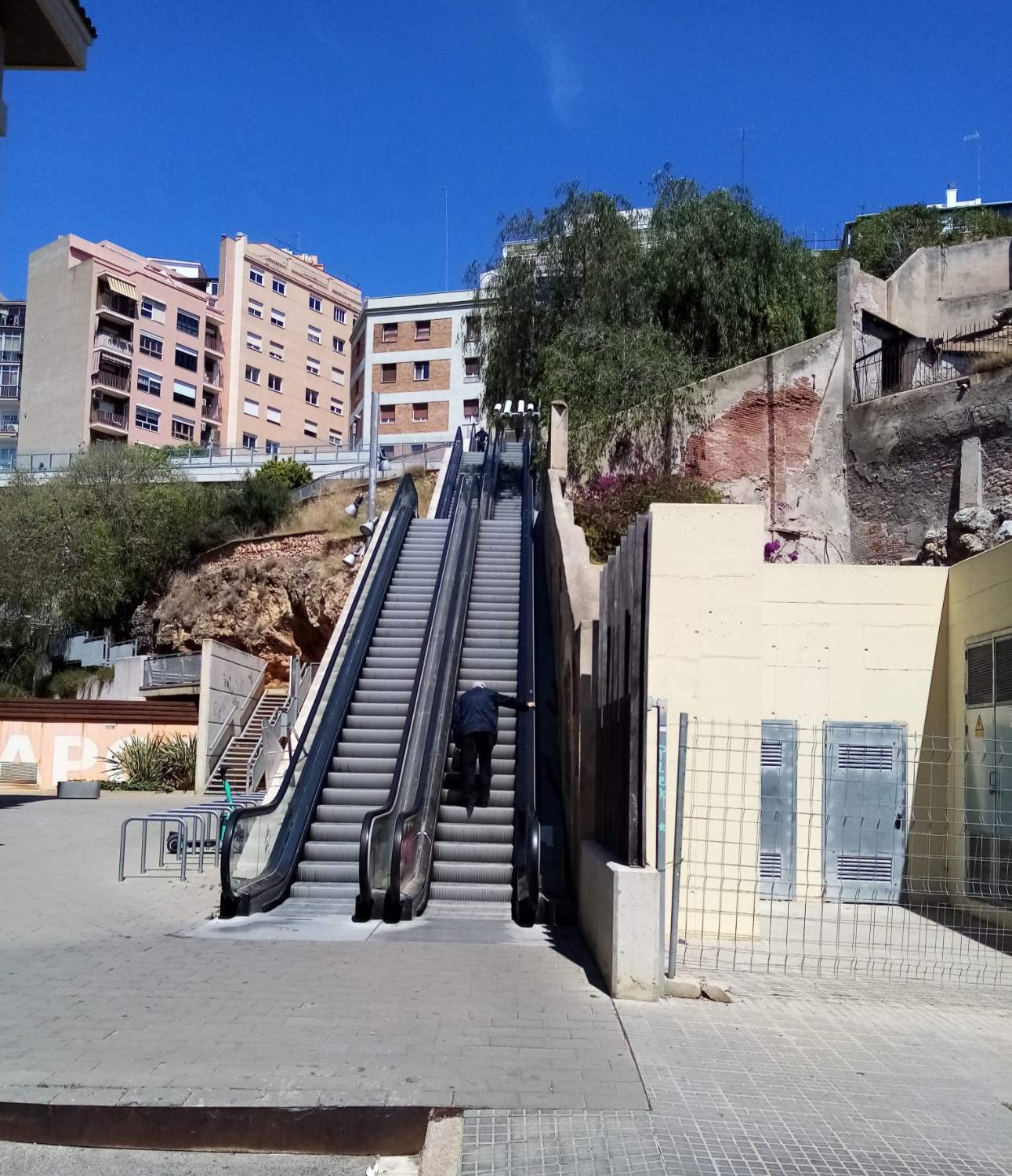 Solve Longest Escalator in Spain? jigsaw puzzle online with 143 pieces