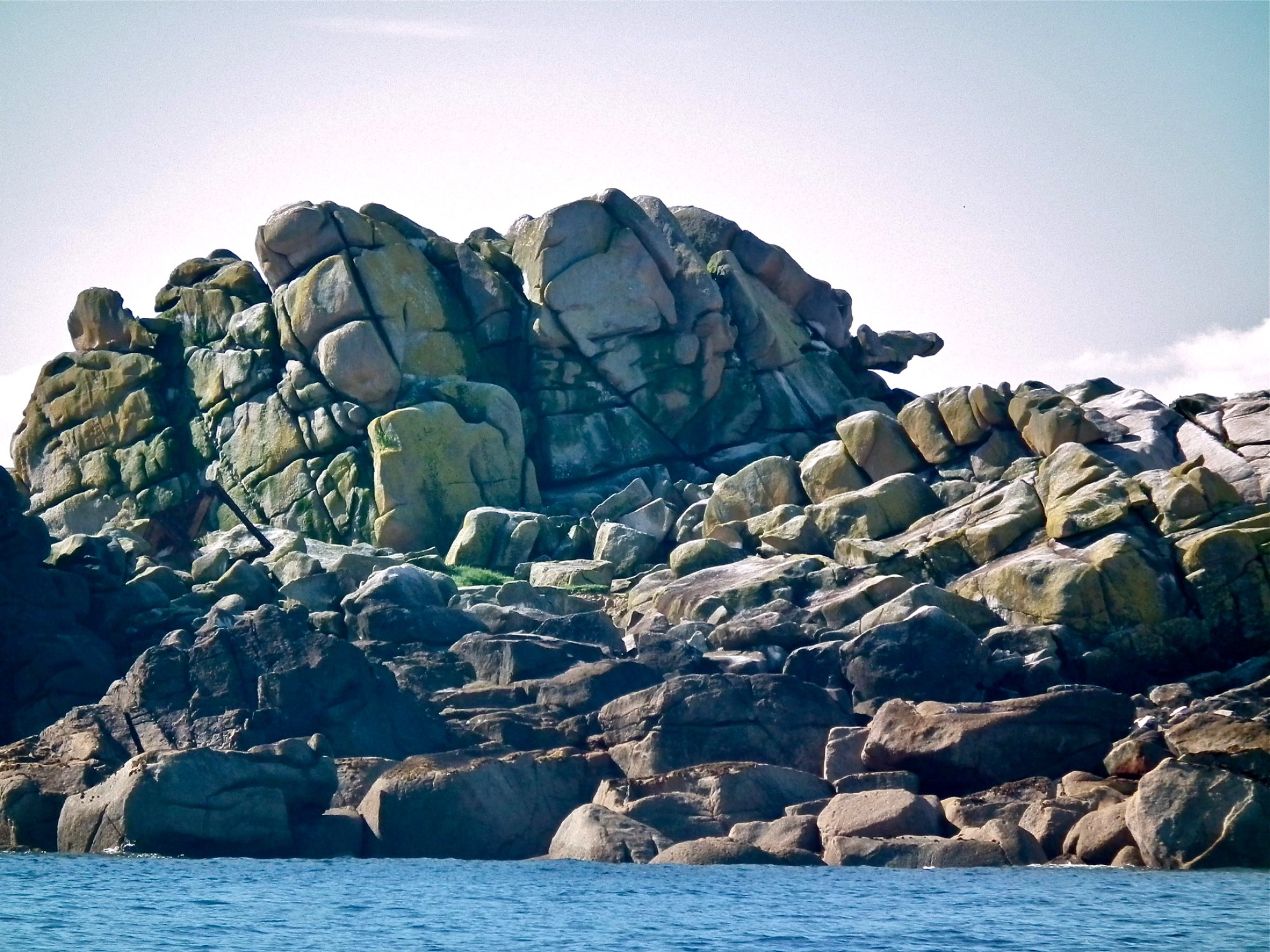 Solve Rock Formations. Isles of Scilly jigsaw puzzle online with 99 pieces