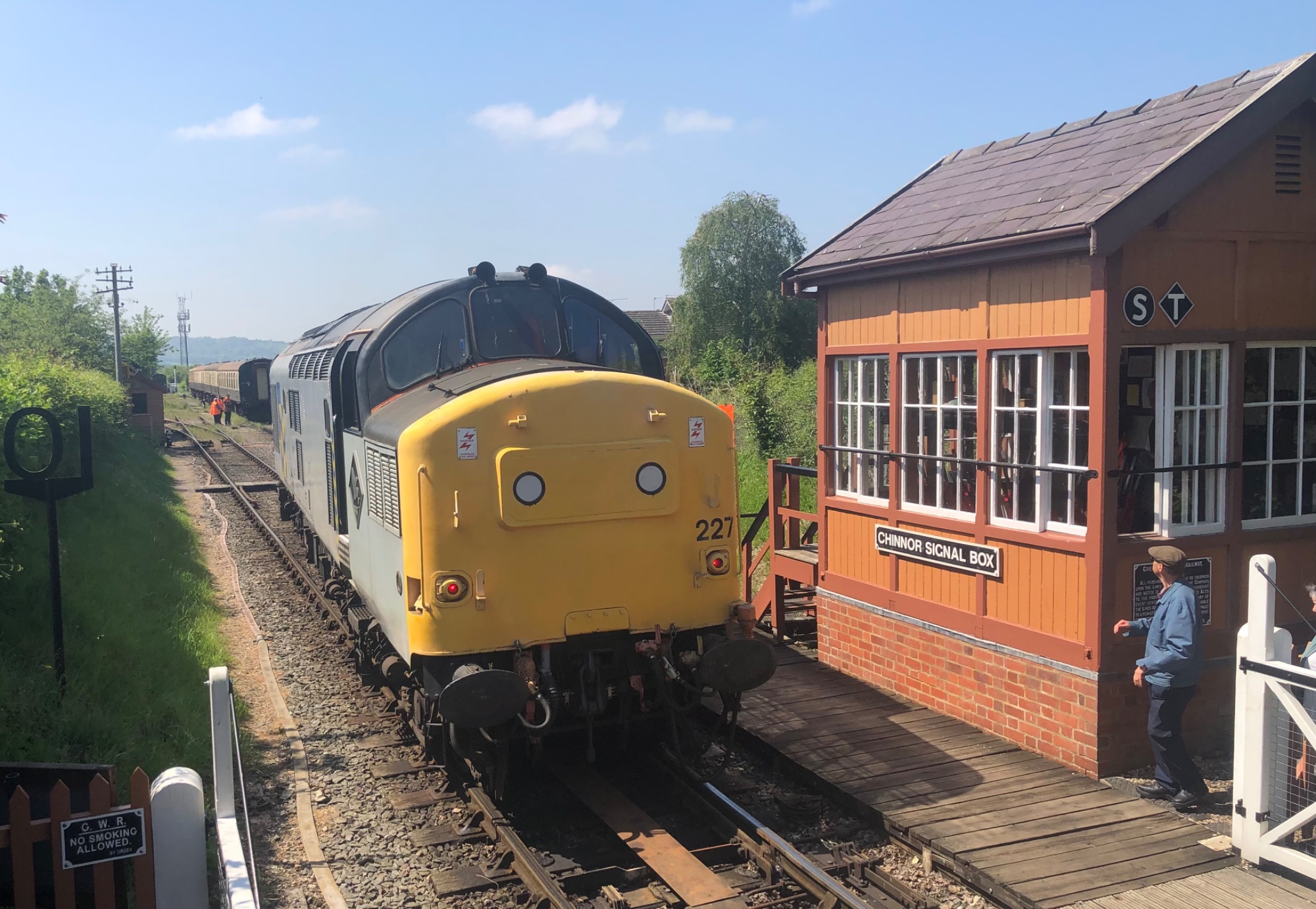 Solve Class 37 No 37227 at Chinnor on the Chinnor & Princes Risborough Rly jigsaw puzzle online ...