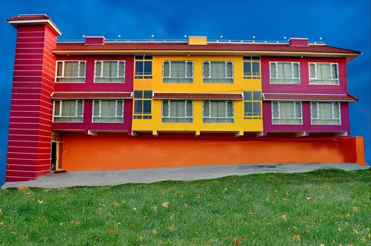 Solve Holiday Inn-India jigsaw puzzle online with 70 pieces