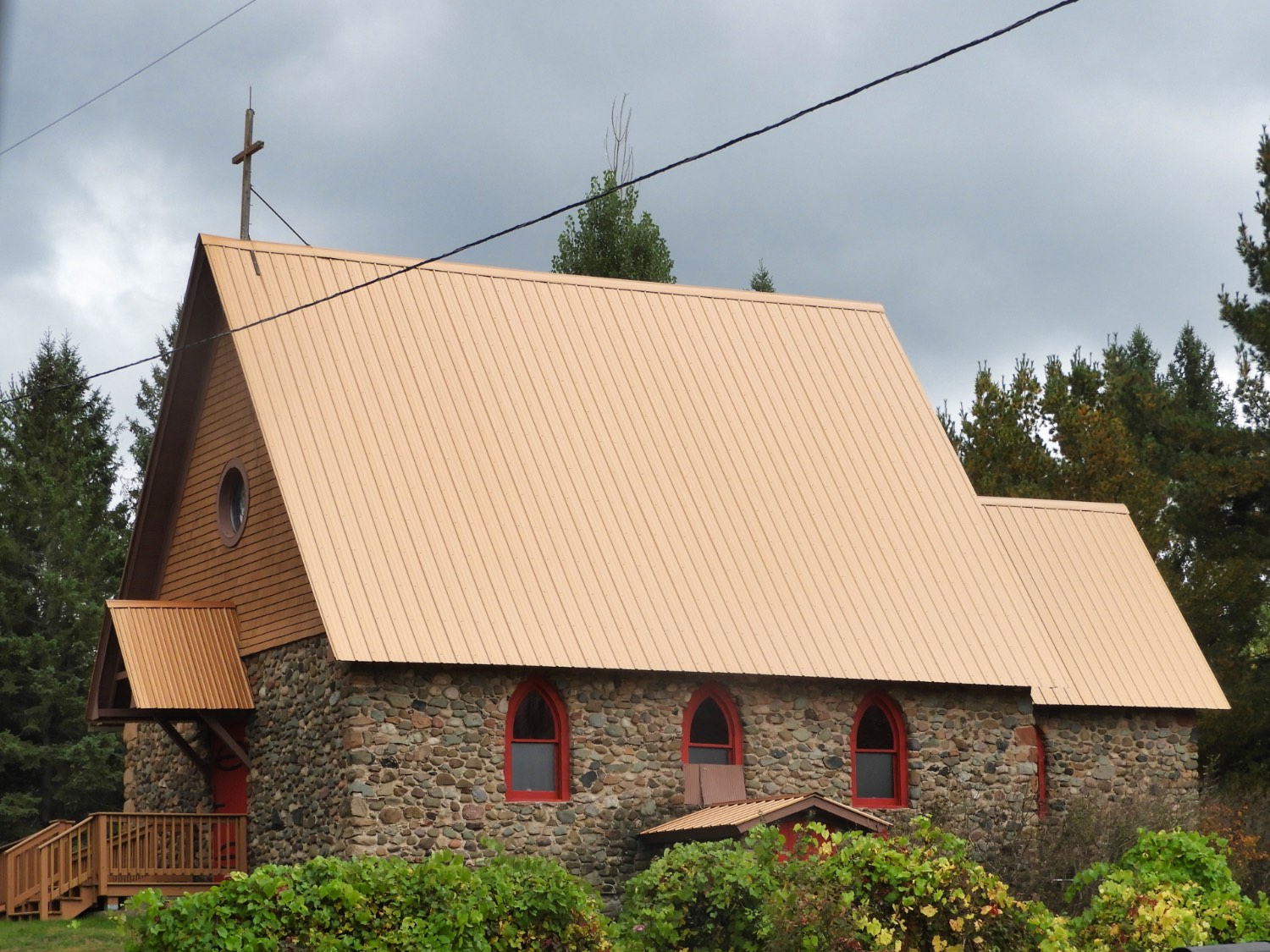 Solve Small modern country church jigsaw puzzle online with 20 pieces