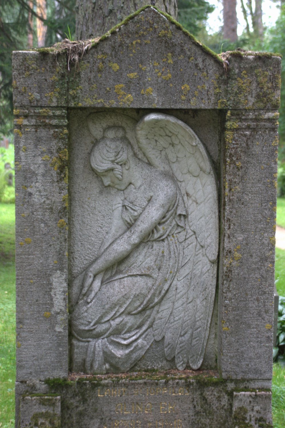 Solve Old grave stone jigsaw puzzle online with 187 pieces
