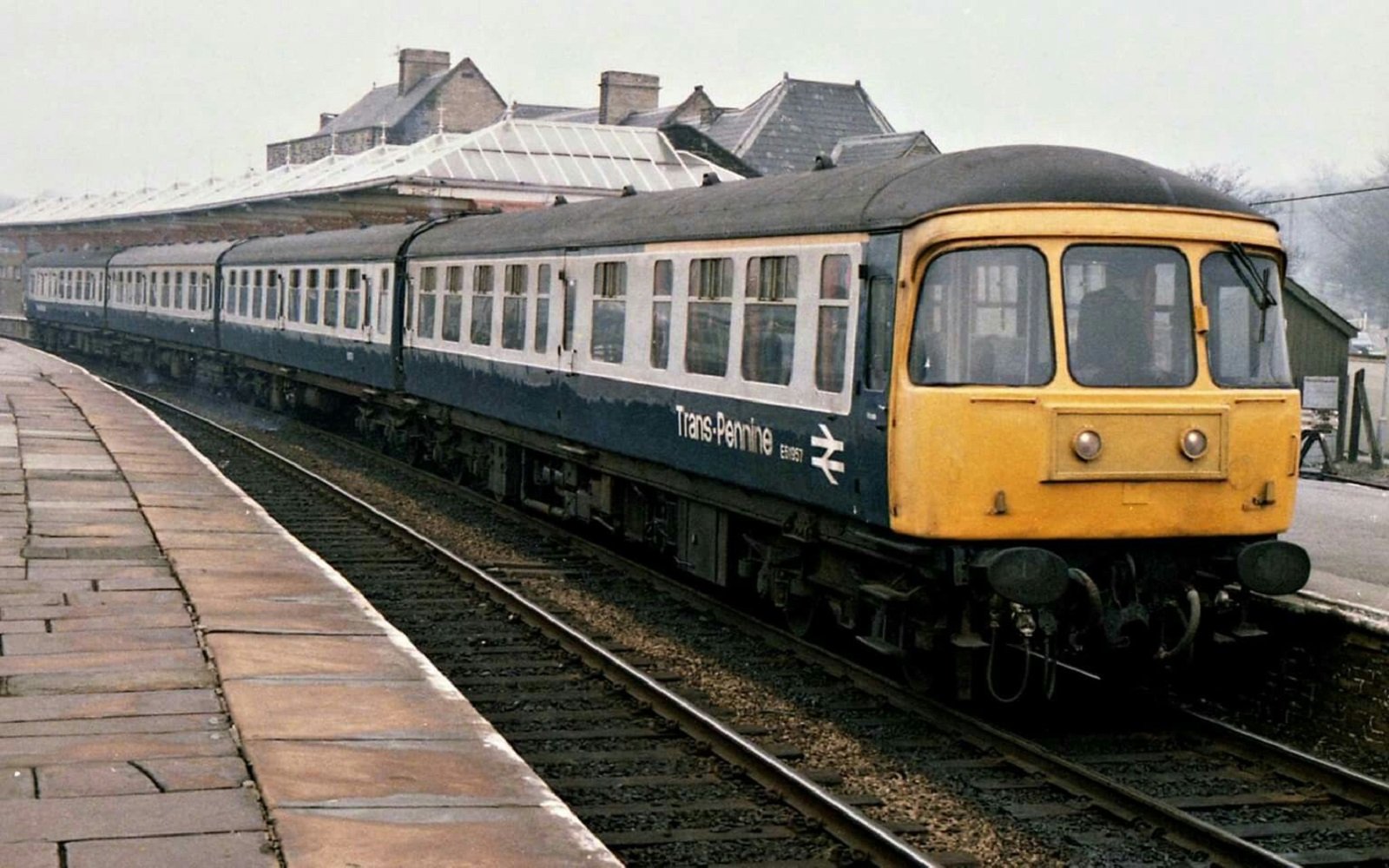 Solve BR Trans-Pennine Class 124 at Skipton. jigsaw puzzle online with ...