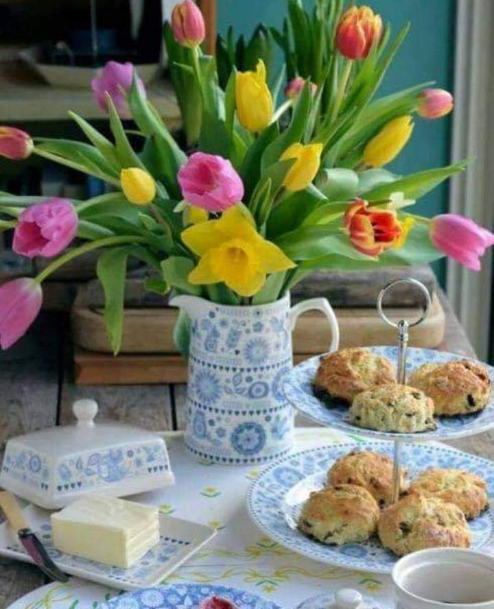 Solve Scones and flowers jigsaw puzzle online with 80 pieces