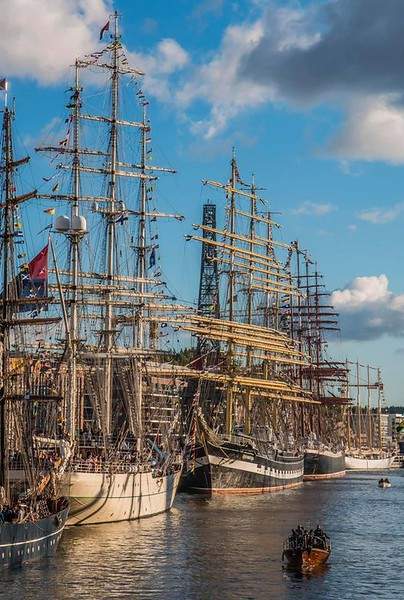 Solve Tall Ships jigsaw puzzle online with 70 pieces