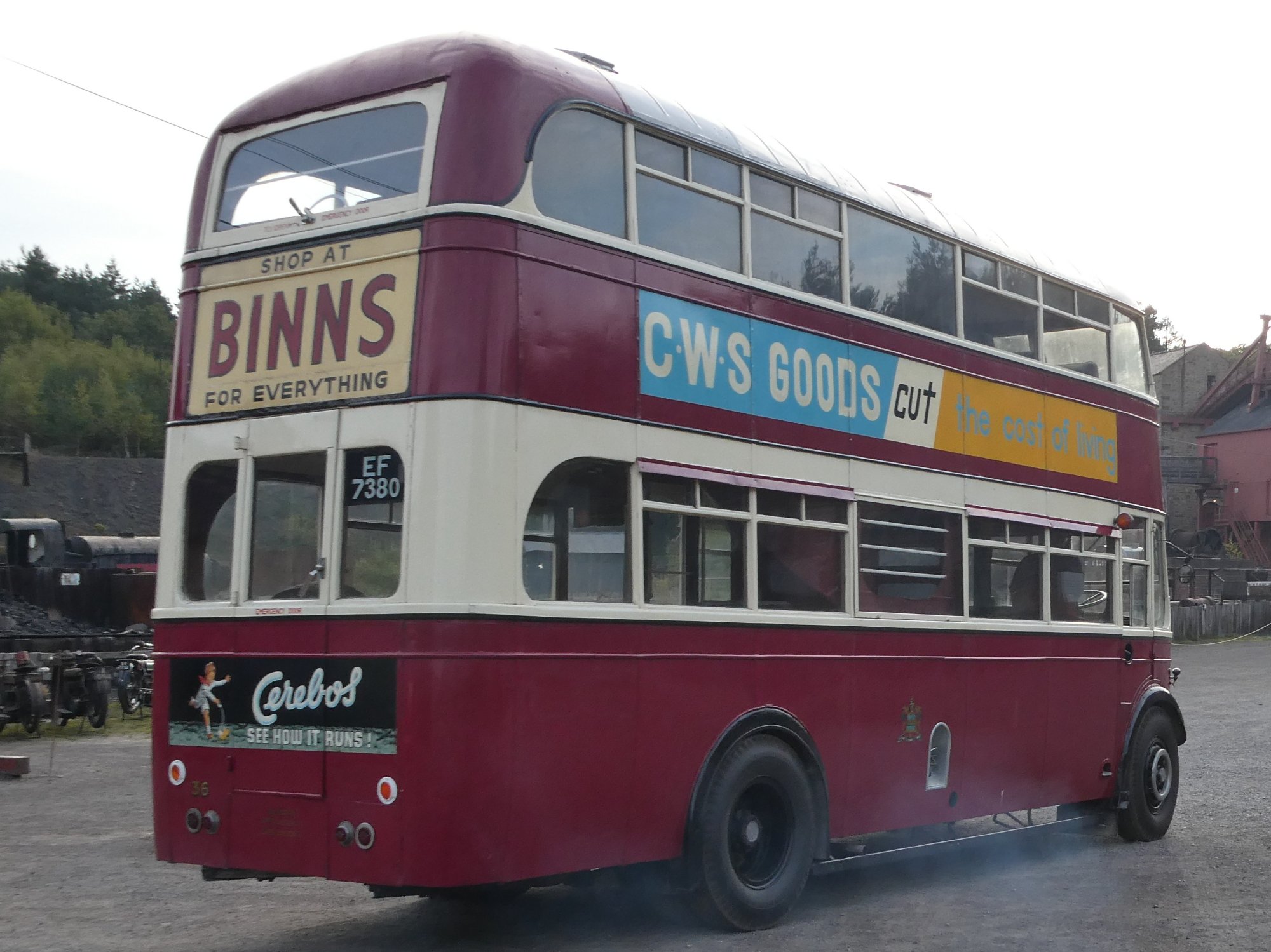 Solve 1942 Leyland Titan Bus jigsaw puzzle online with 300 pieces