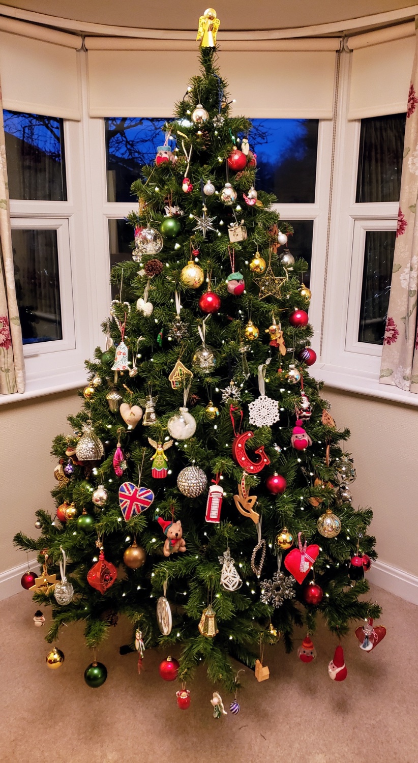 Solve Christmas Tree jigsaw puzzle online with 32 pieces