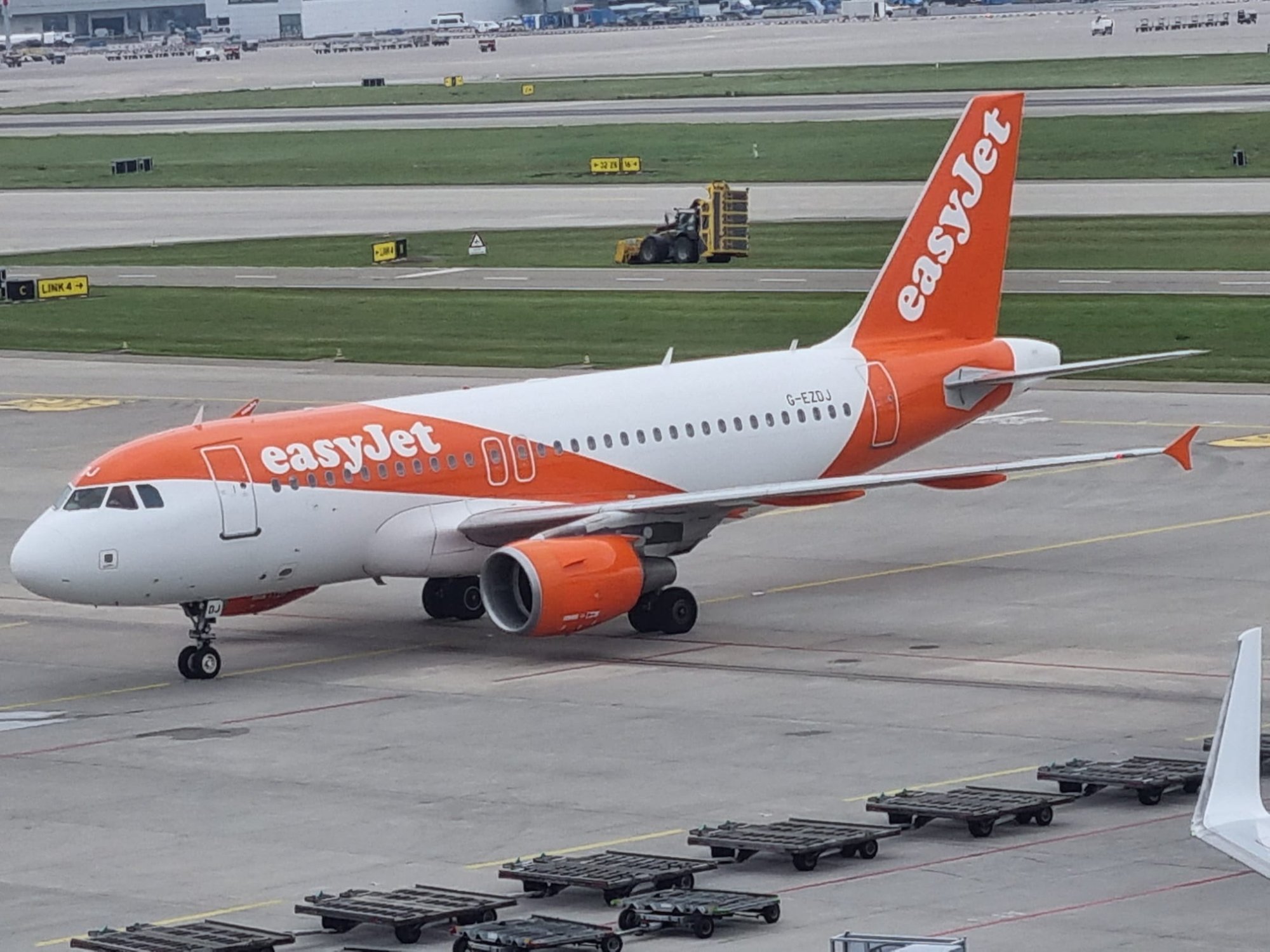 Solve Airbus A319 easyjet jigsaw puzzle online with 88 pieces