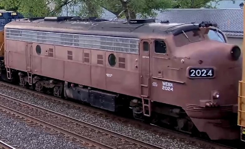 Solve A "rare" gem of a five-axle EMD FL9(A) dead-in-tow on a CSX train ...