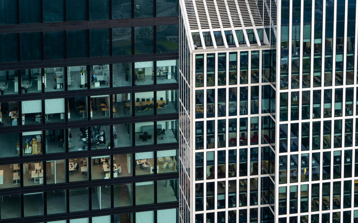 Solve Confusing Perspective #89 - Which building is closer? jigsaw puzzle online with 12 pieces