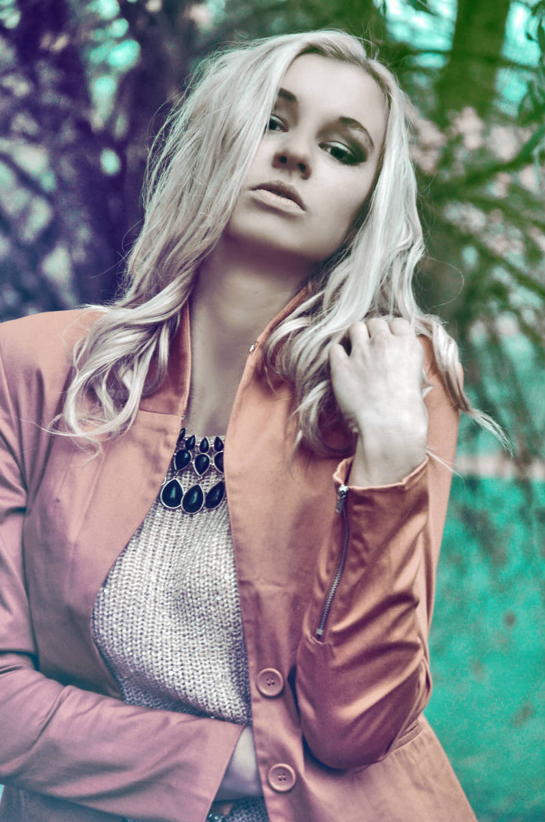 Solve Model Kathi jigsaw puzzle online with 117 pieces