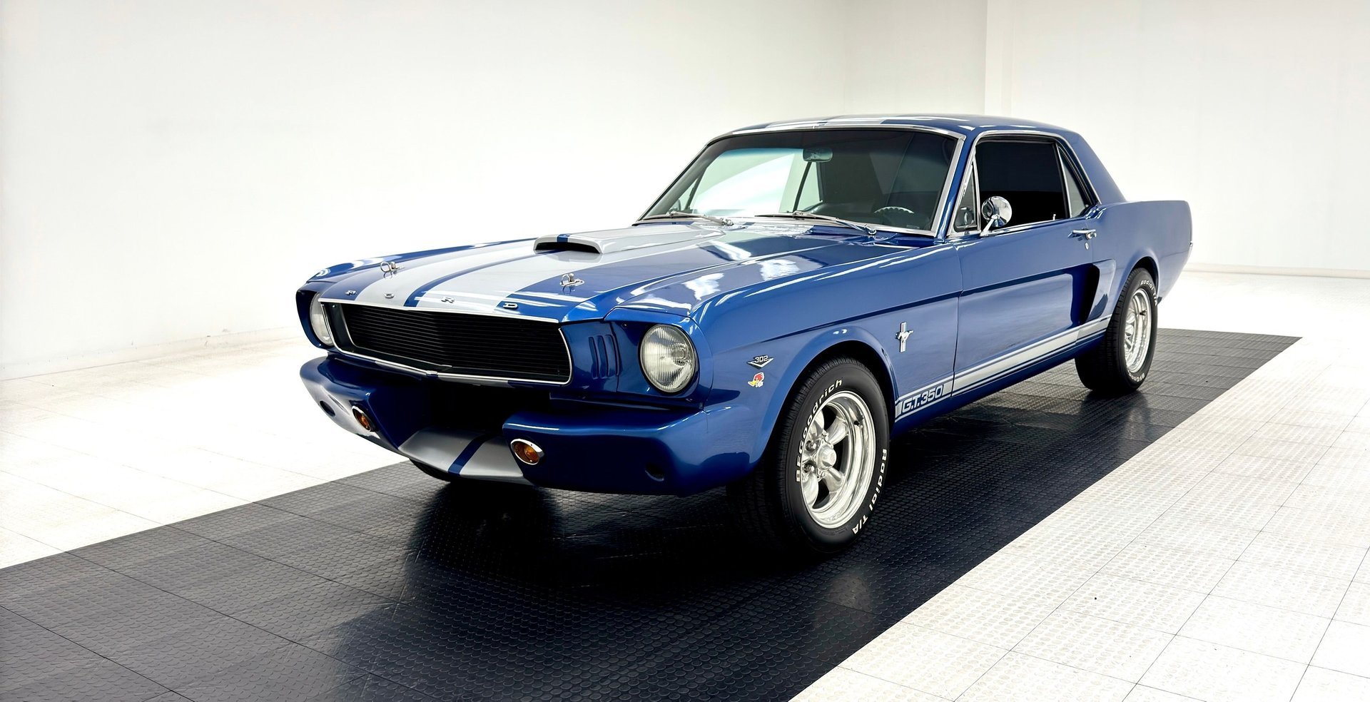 Solve 1966 Ford Mustang jigsaw puzzle online with 120 pieces