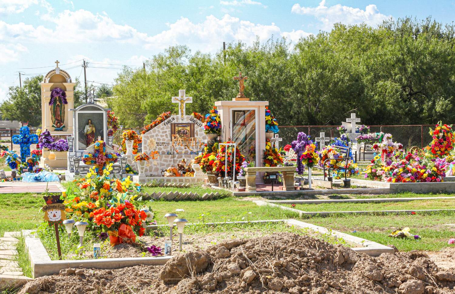 Solve MEXICAN CEMETERY jigsaw puzzle online with 96 pieces