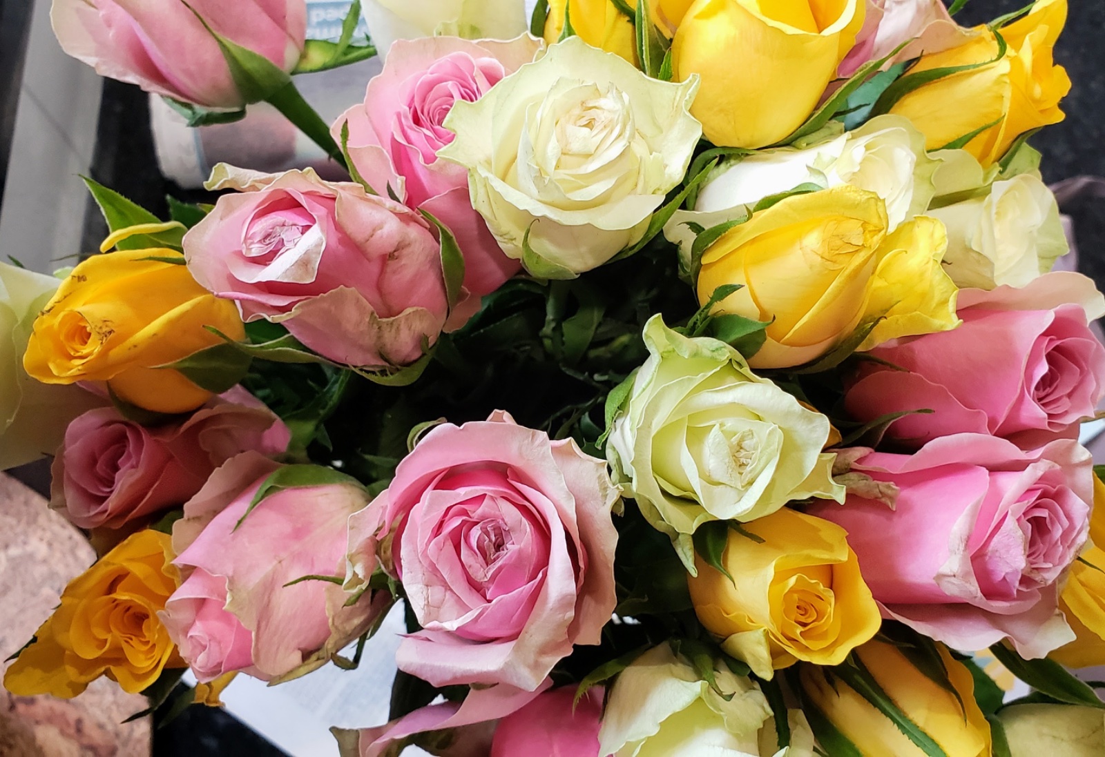 Solve Mixed Roses jigsaw puzzle online with 48 pieces