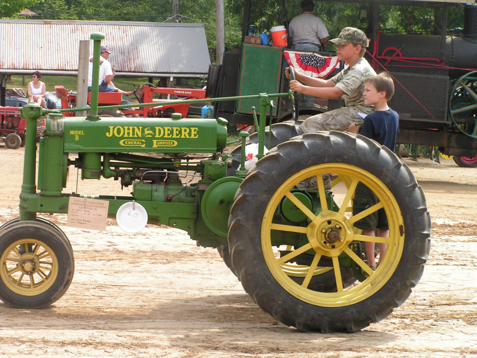 Solve John Deere B Tractor (Unstyled Model) jigsaw puzzle online with 20 pieces