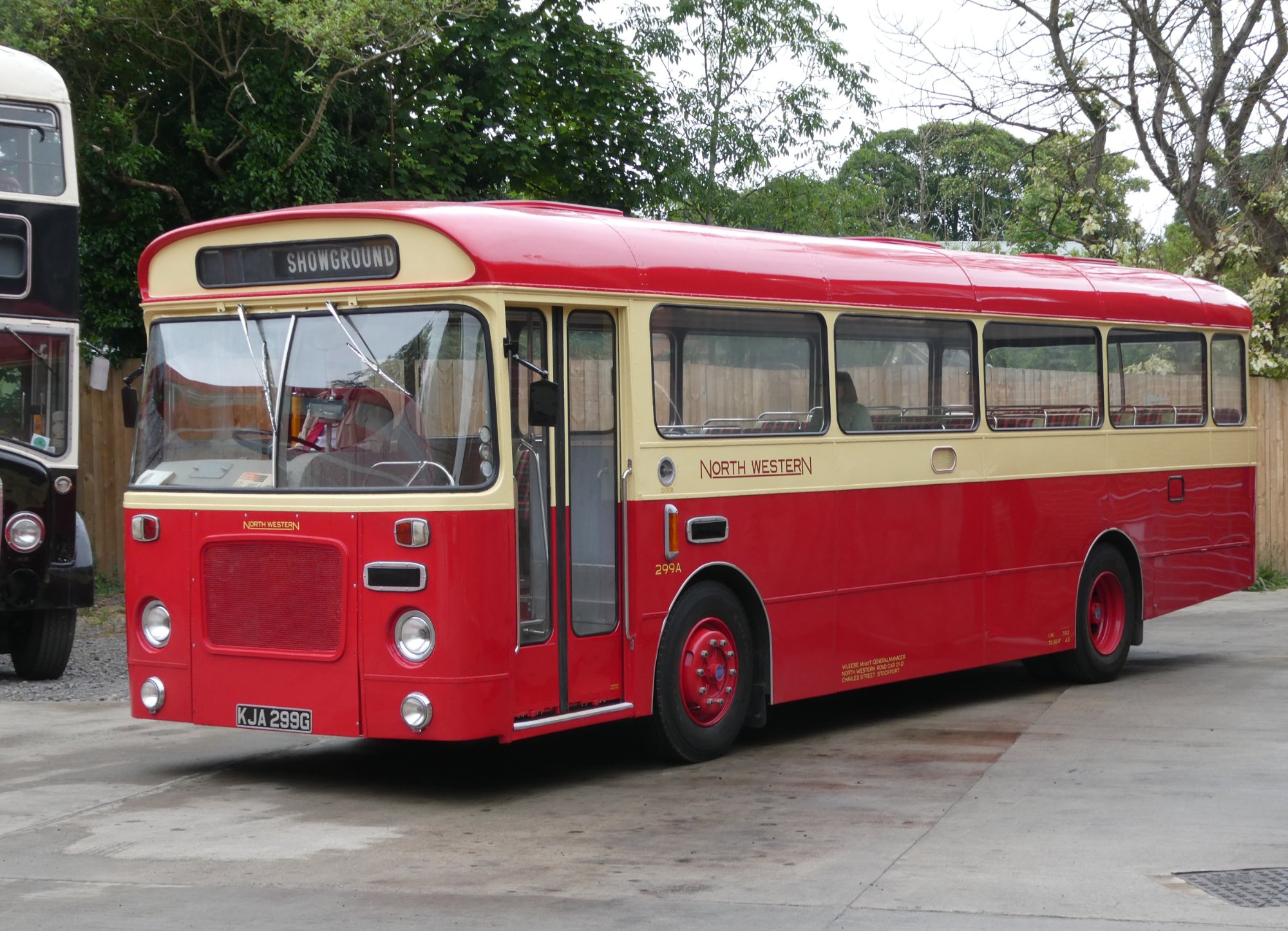 Solve 1968 Bristol RE Bus jigsaw puzzle online with 300 pieces