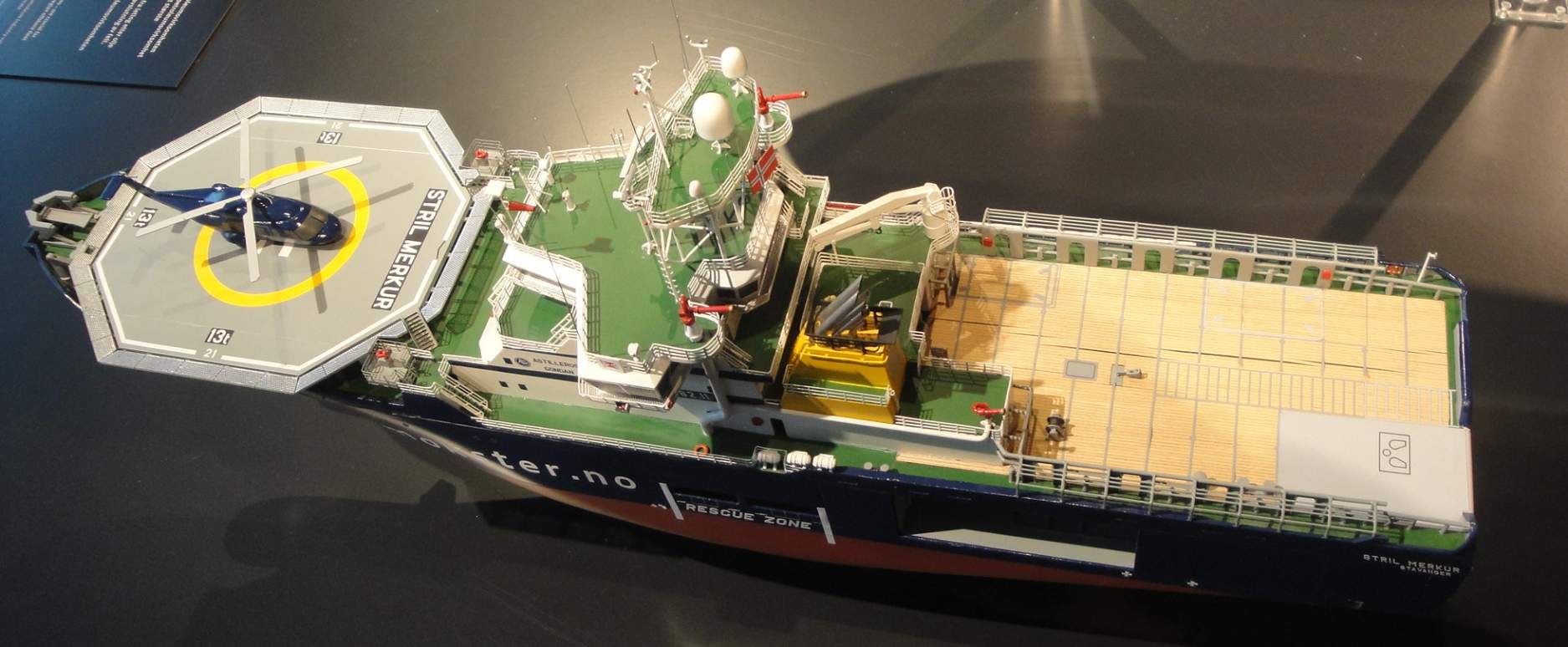 Solve oil rig jigsaw puzzle online with 90 pieces